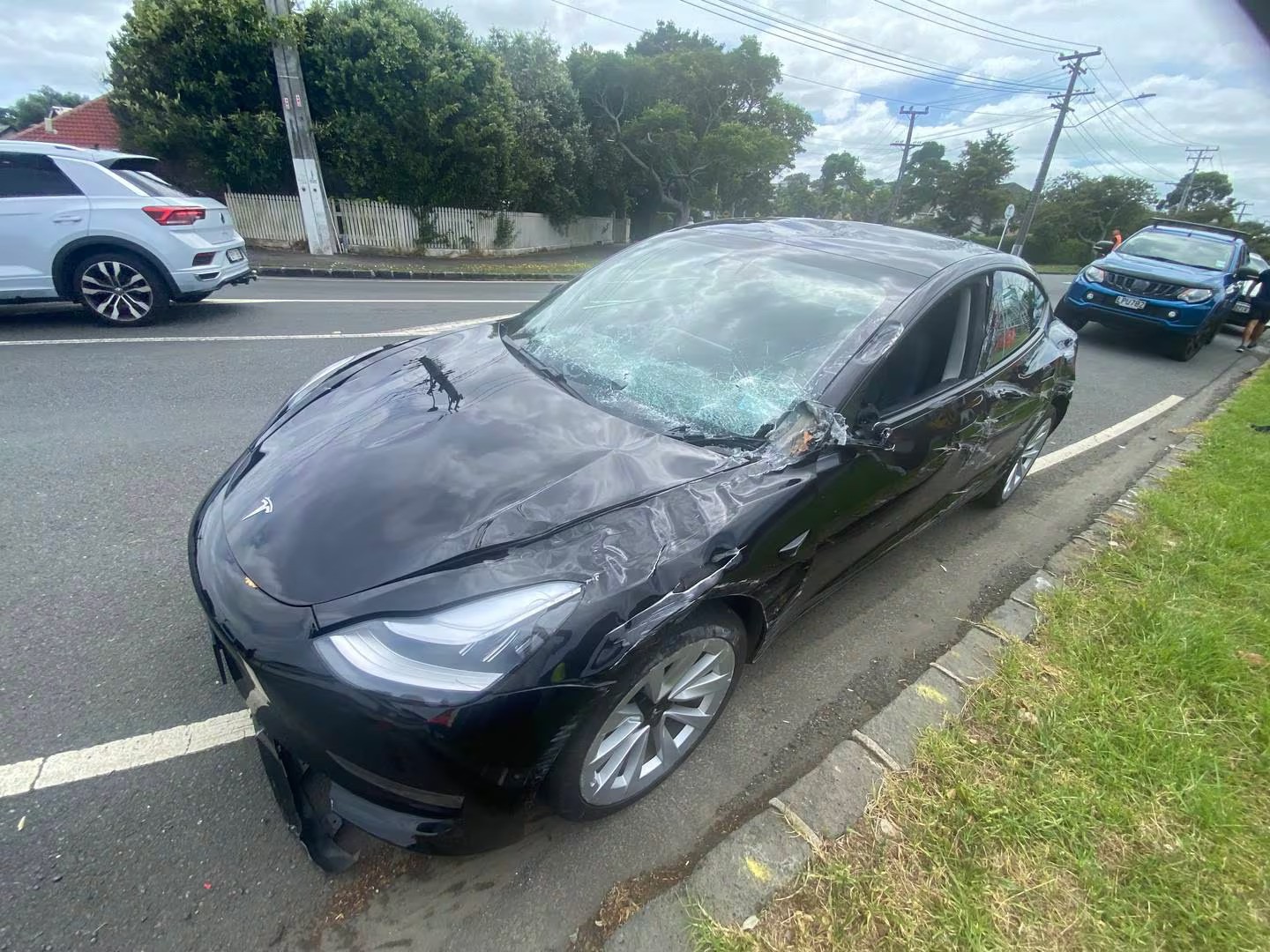 Watch: Terrifying moment scaffolding collapses on busy Auckland street ...