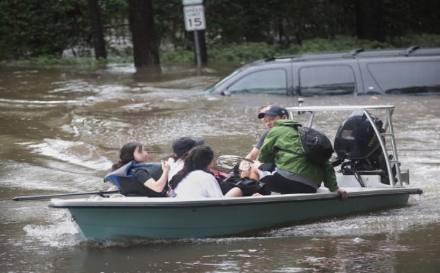 Texas: residents flee flood in boats