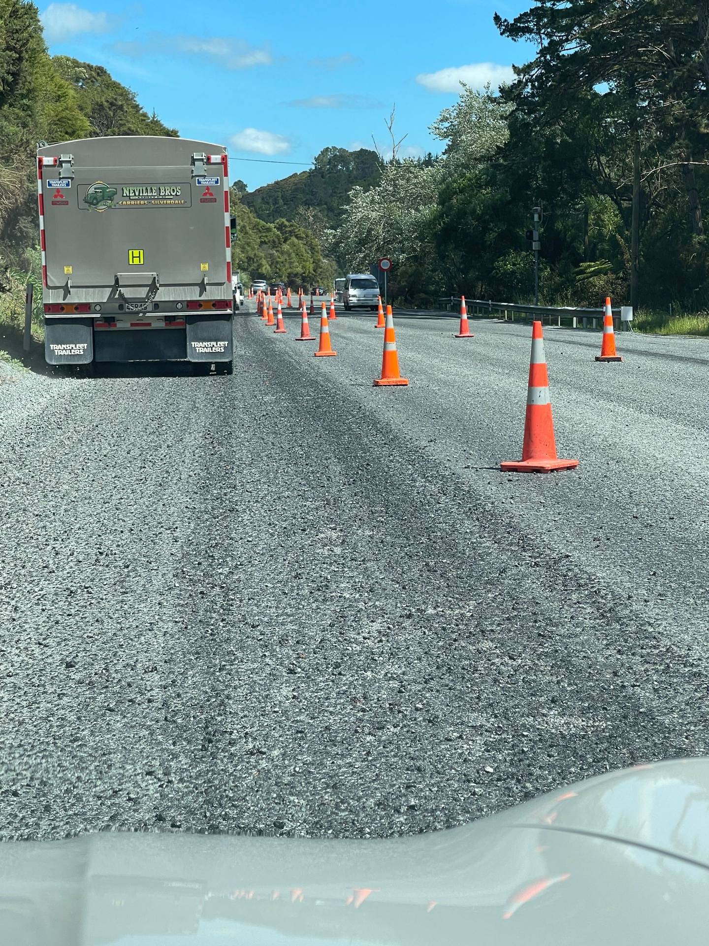 Tar seal mayhem: Motorists crawling 10km/h on SH1 north of Auckland, no ...