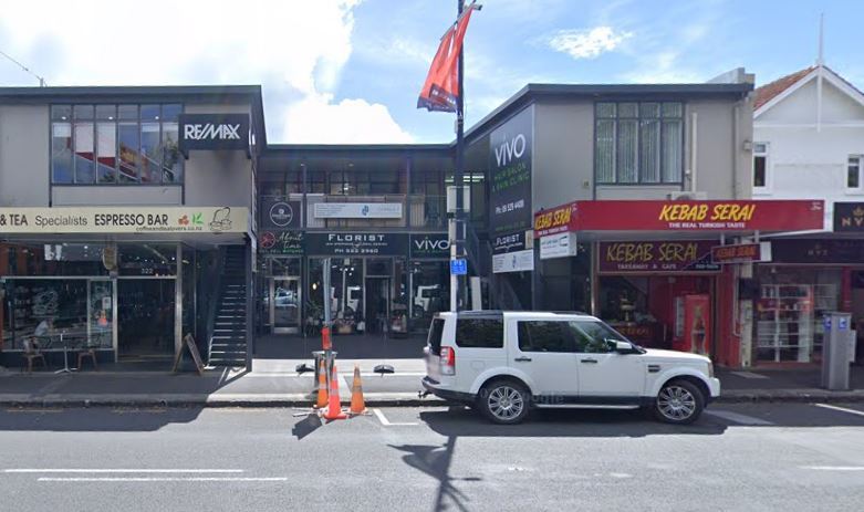 Watch: Locals fight back during Auckland smash and grab