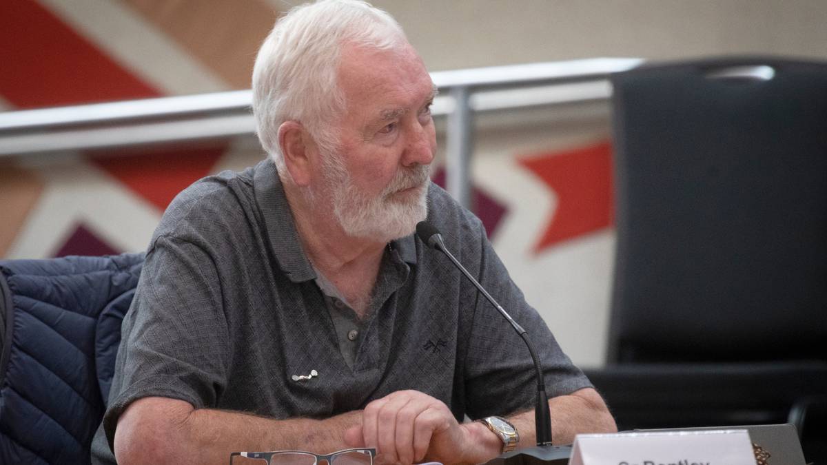 'Respected' councillor quits in public meeting, claims mayor 'shunned' him