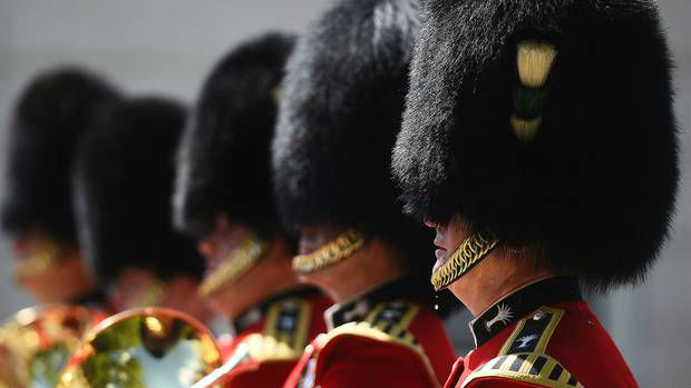 Queen's Guard shoves tourist