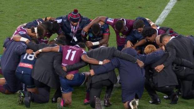 Rugby players huddle in prayer circle in solidarity with Folau
