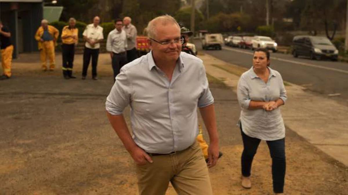 Scott Morrison's popularity drops as bushfires rage on