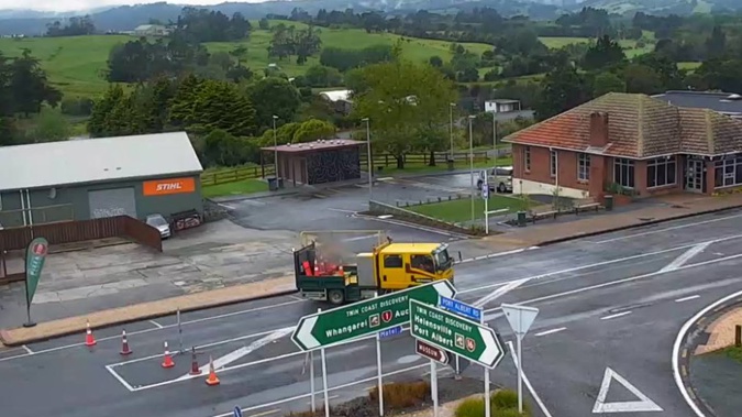 SH1 closed north of Auckland after serious crash SH1 closed north of Auckland after serious crash