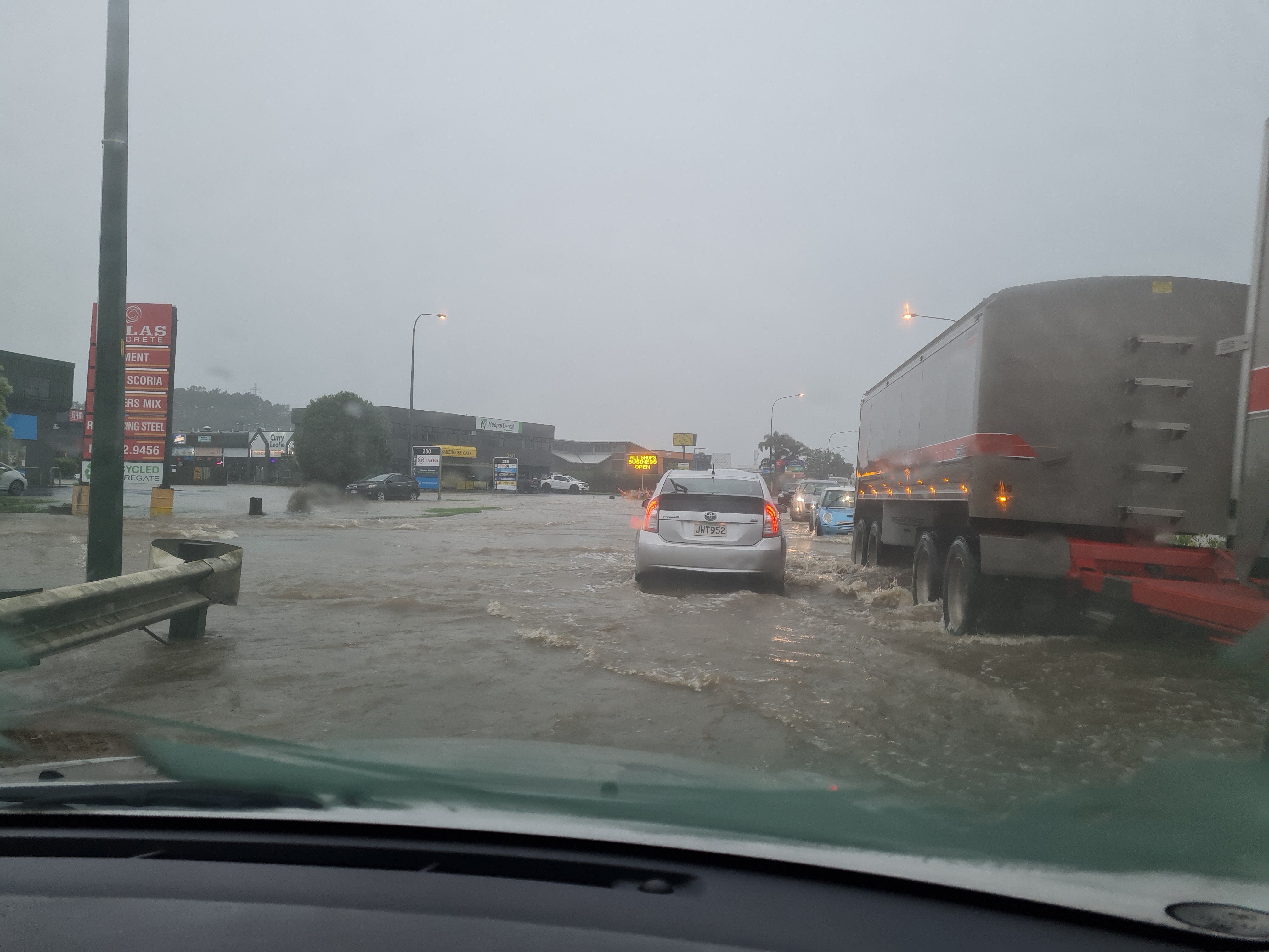 Flooding causes traffic chaos on Auckland motorways, cars seen floating ...