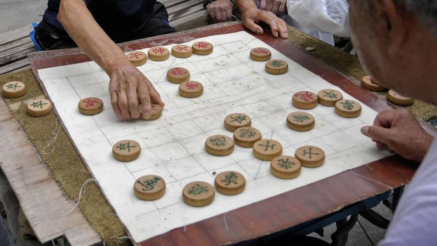 Chess player sues to reclaim the title he lost for defecating in bath