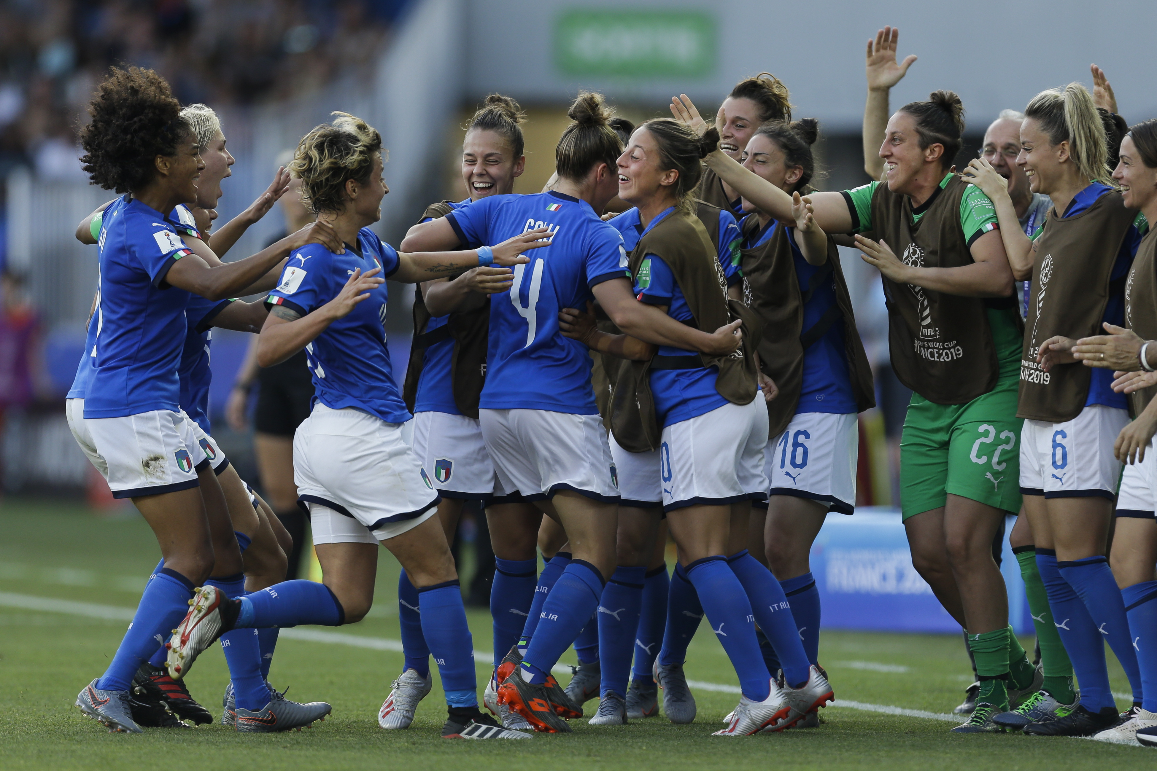 Female football players in Italy allowed to turn professional