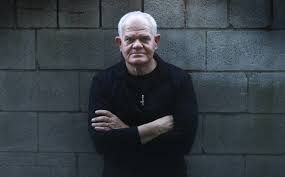 Comedian and actor Mark Hadlow joins Lesley Murdoch for some golf chat